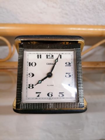 Vintage Coral alarm clock - ROOM